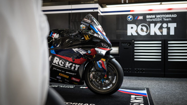 SBK | Presentata la nuova BMW M1000RR ed il team Motorrad ROKiT 2023